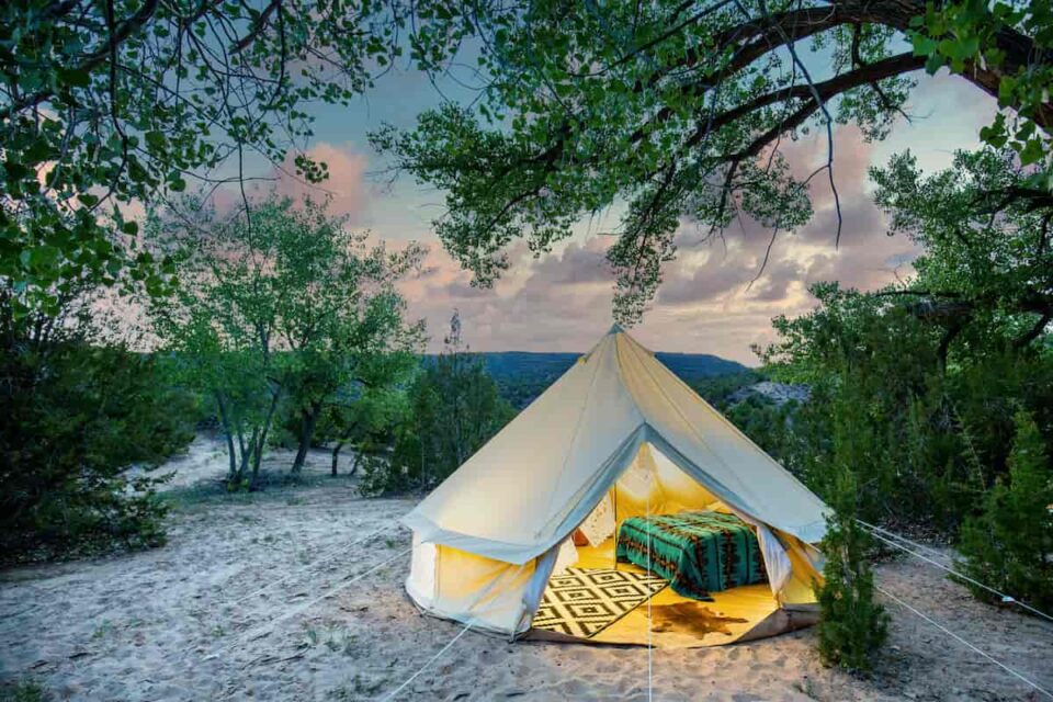 10 Must-Have Items for a Perfect Luxury Glamping Experience - Beyond ...